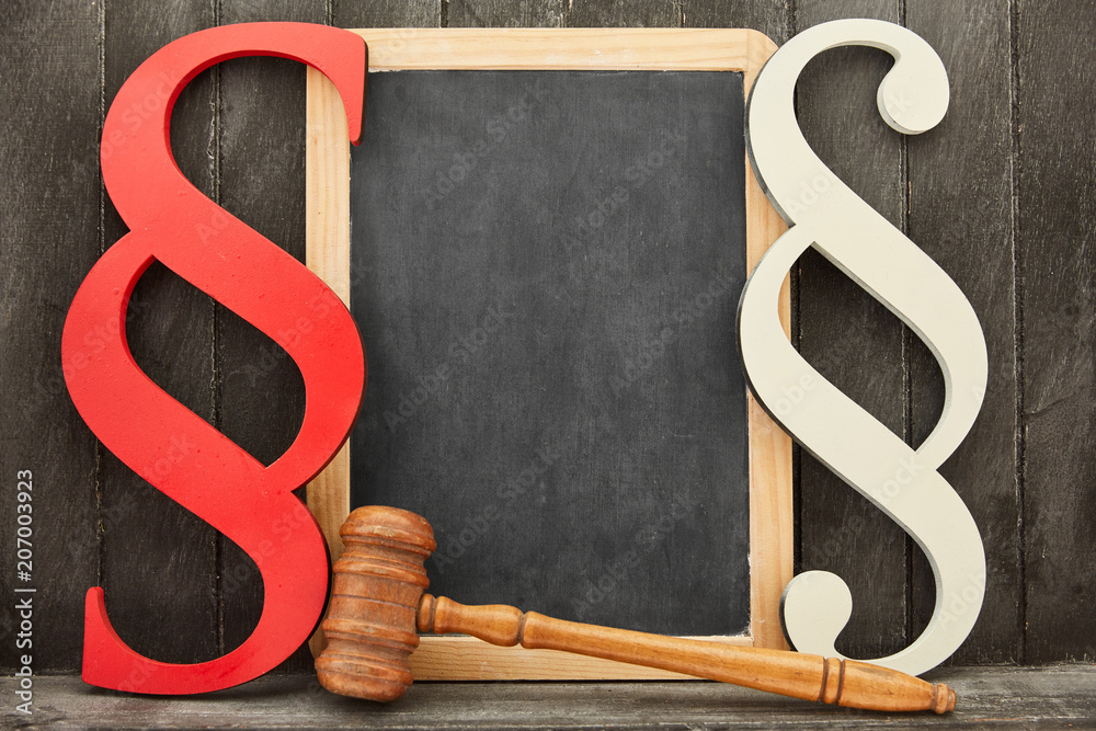 Gericht und Gesetz Konzept mit Paragraphen Stock Photo | Adobe Stock