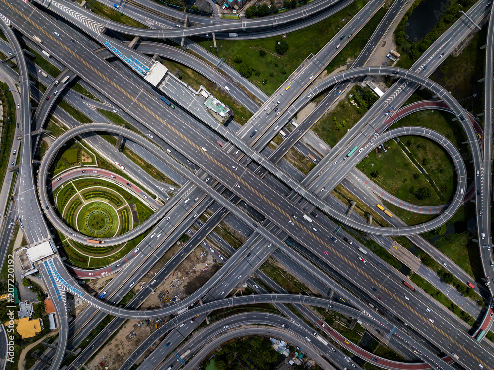 Foto de Top view of Highway road junctions. The Intersecting freeway ...