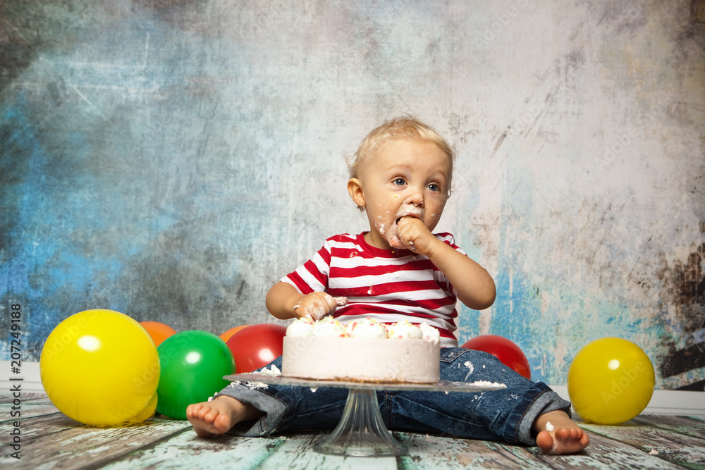 Kuchen essen Stock-Foto | Adobe Stock