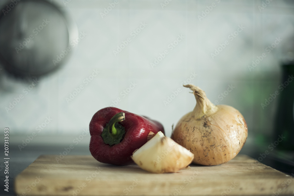 Bodegón minimalista de pimiento y cebollas sobre tabla de madera Stock ...