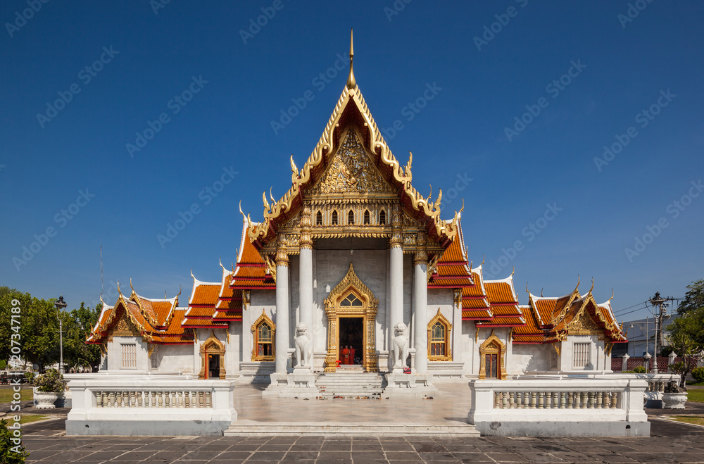 The beautiful facade of Wat Benchamabophit – designed by the half ...