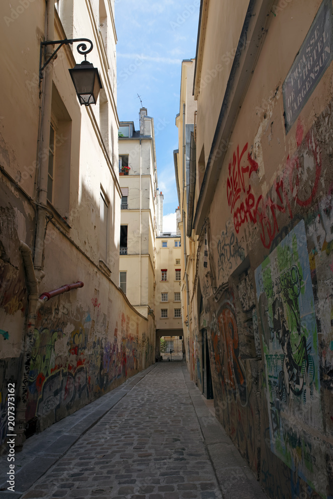 Rue étroite dans le quartier du Marais à Paris Stock Photo | Adobe Stock