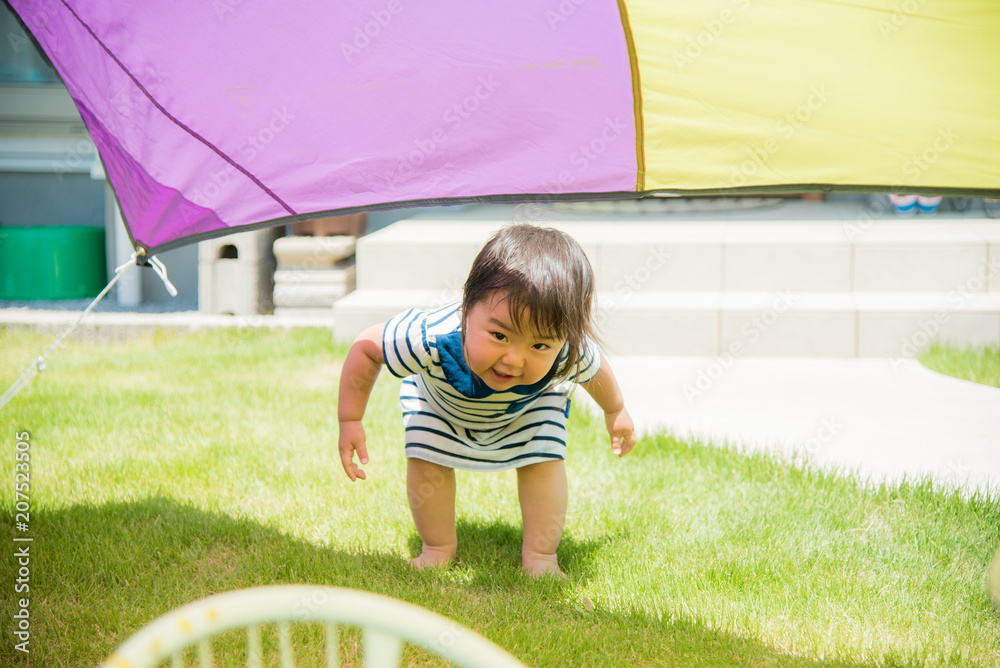 タープをくぐる子供 Stock 写真 | Adobe Stock