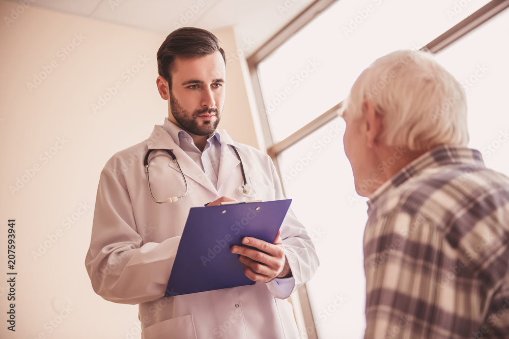 Old man and doctor Stock-Foto | Adobe Stock