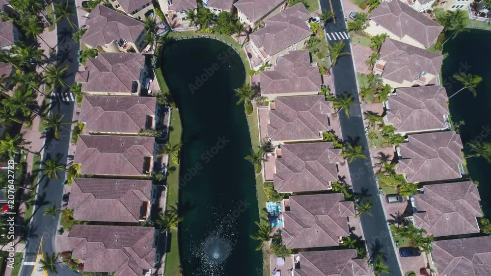 Aerial shot of homes in a residential area in the suburbs of Florida ...