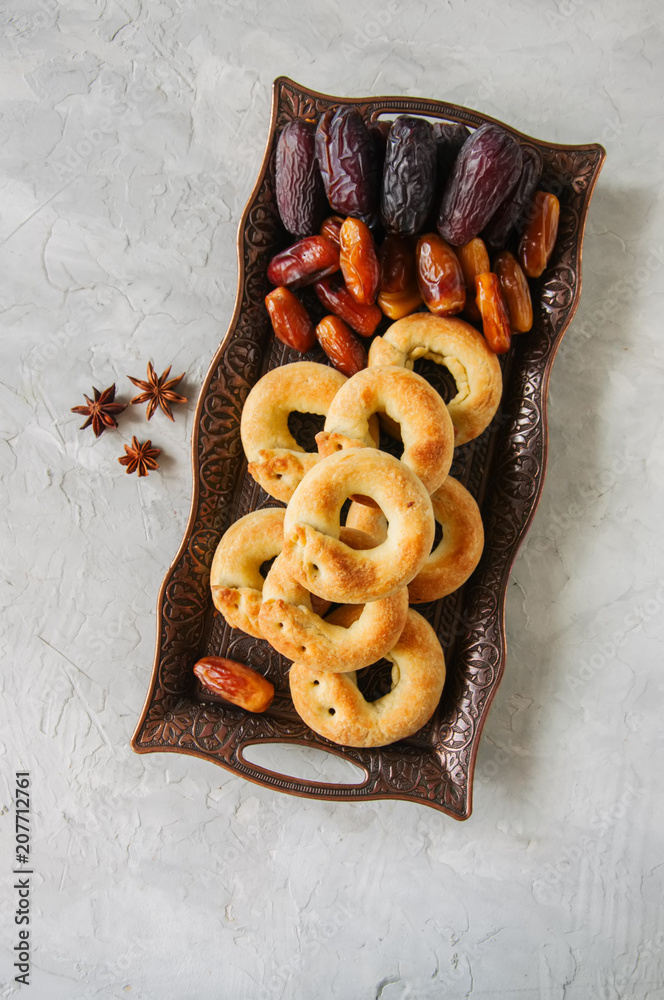 Traditional arabic date ring cookies - kaak bi ajwa, popular cookies ...