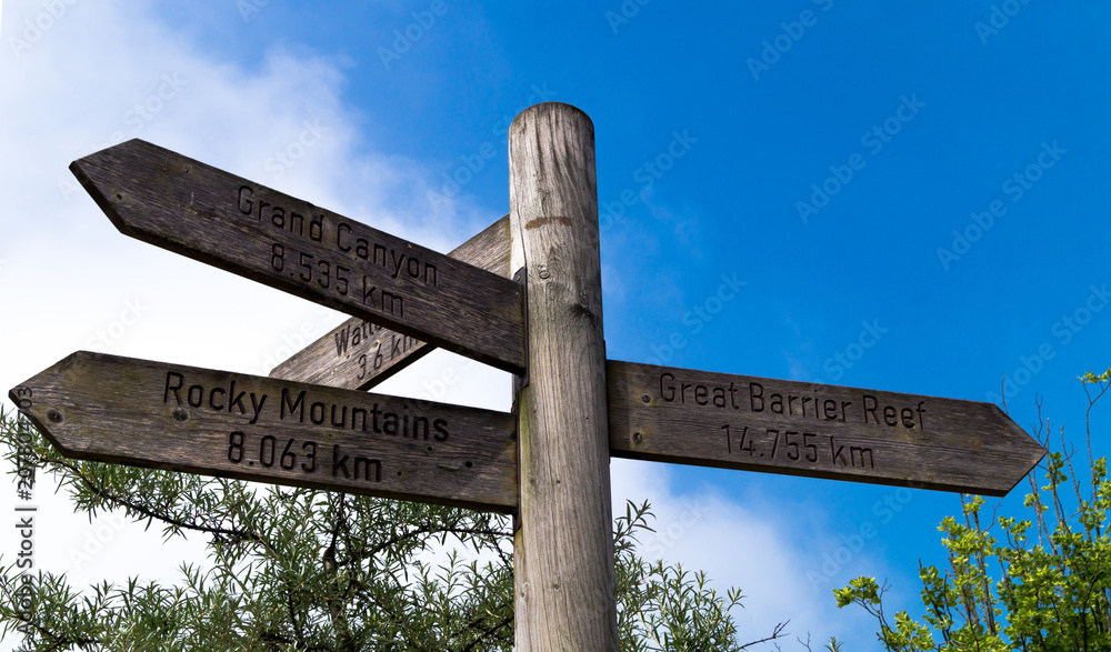 Fotka „Ein Wegweiser aus Holz in Greetsiel - Ostfriesland. Der ...