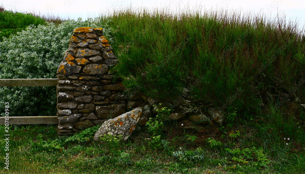 muret,poteau en pierre naturelle pour barrière Stock Photo | Adobe Stock