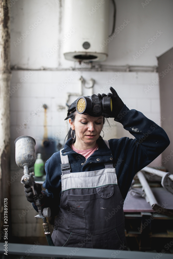 Foto de Strong and worthy woman doing hard job. She using industrial ...