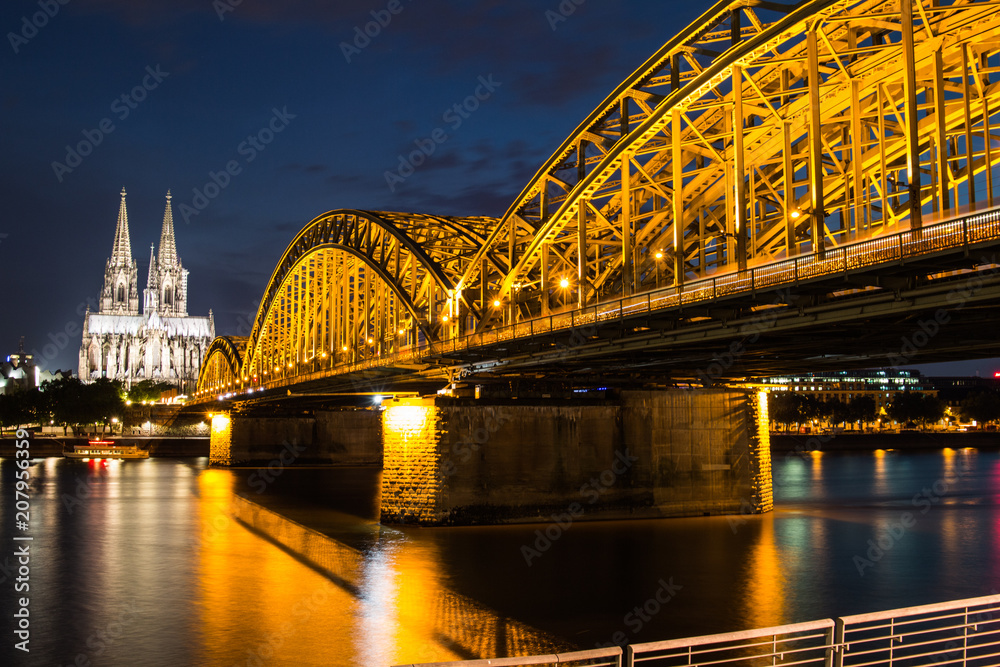Kölner Dom beleuchtet mit Hohenzollernbrücke close up Stock Photo ...