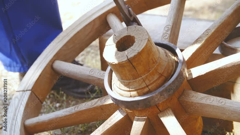 Carriage wooden wheel while protecting with iron close-up 4K. Dolly ...