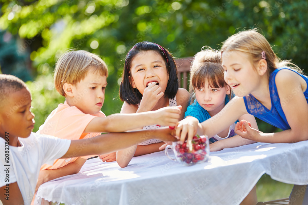 Gruppe Kinder beim Kirschen essen Stock Photo | Adobe Stock