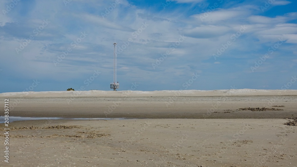 Sandmotor mit Kameramast am Nordseestrand der Niederlande Stock 写真 ...