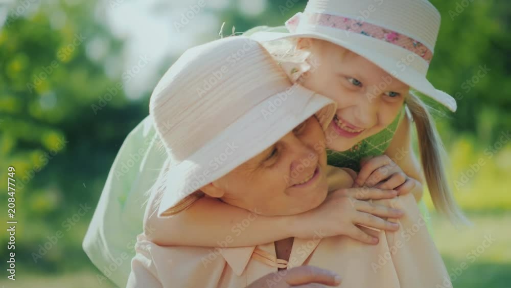 Video „A carefree gay girl runs up to her grandmother and hugs her ...