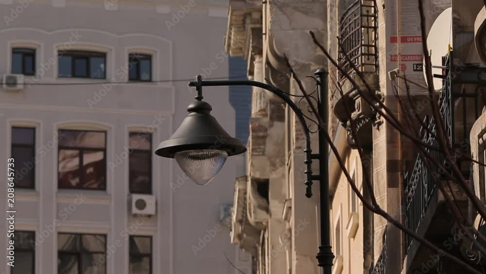 Vidéo Stock Old style street light City vintage lantern City street ...