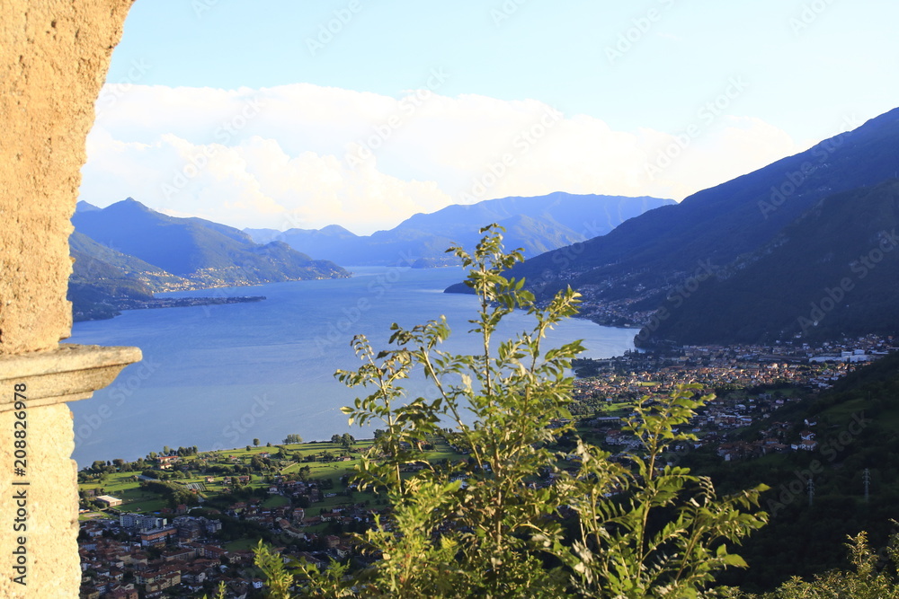 Panorama Blick über den oberen Teil vom Comer See über Gravedona ...