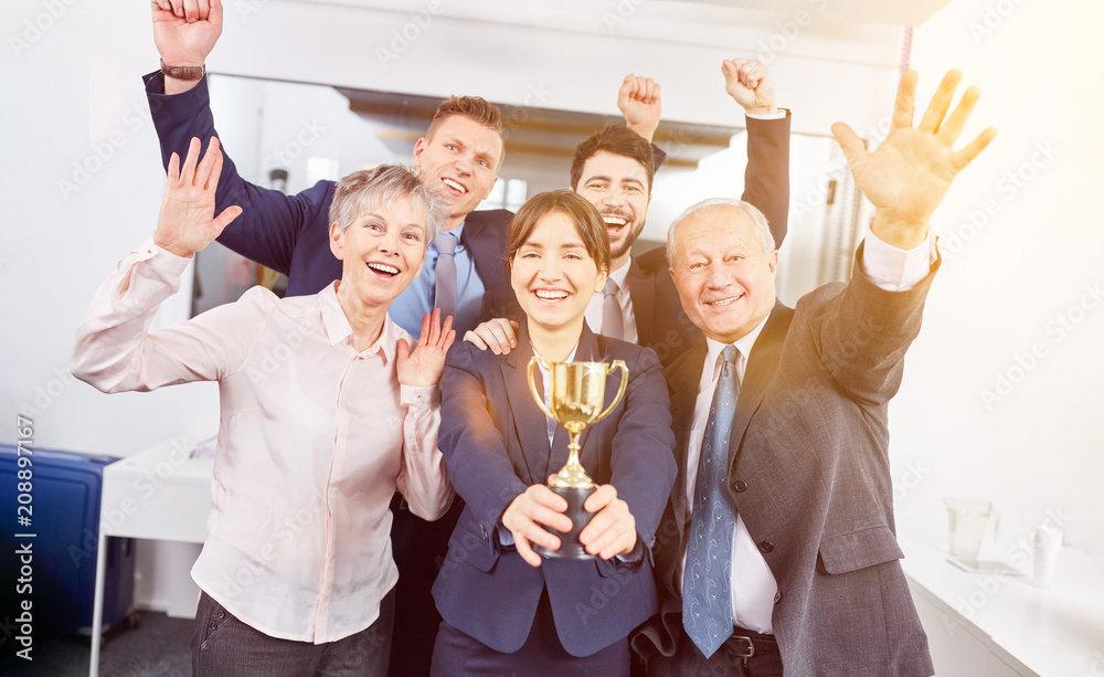 Start-Up Business Team als Gewinner hält Pokal Stock Photo | Adobe Stock