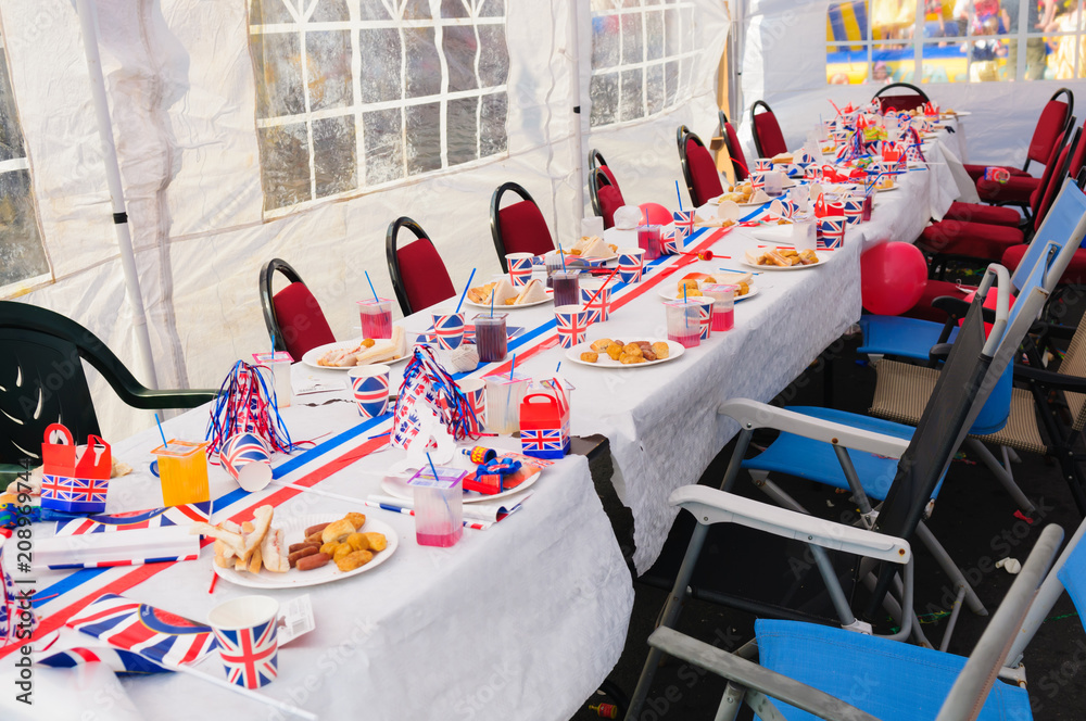Foto de Table is laid out for a traditional British street party to ...