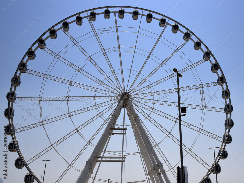 Marina Eye - Gigantisches Riesenrad am Hafendamm der Corniche von Abu ...