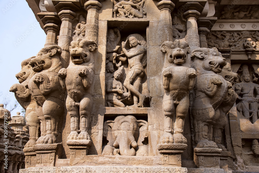 Carved idol on the inner wall of the Kanchi Kailasanathar temple ...