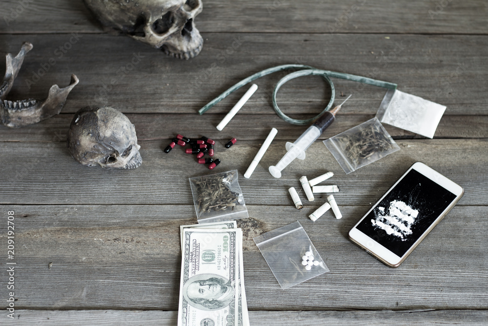 Fotografia do Stock: Heroin and drug paraphernalia are placed on old ...