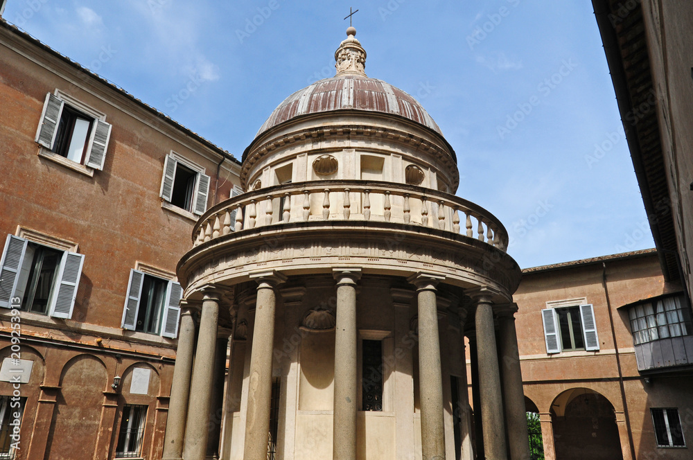 Roma, il tempietto del Bramante in S. Pietro in Montorio Stock Photo ...
