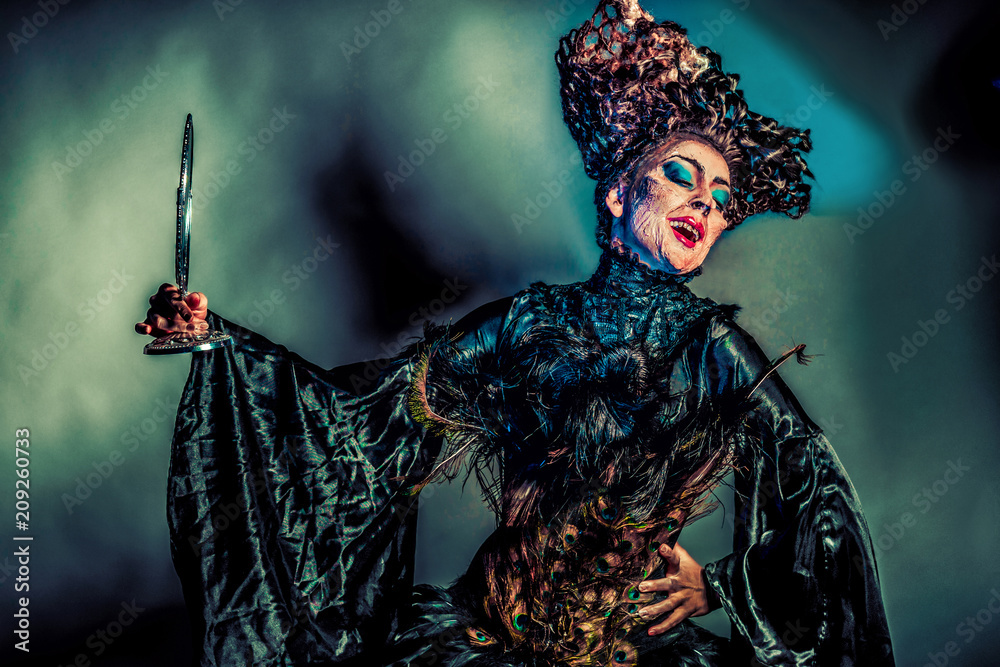 gruselige Hexe mit Handspiegel Stock-Foto | Adobe Stock