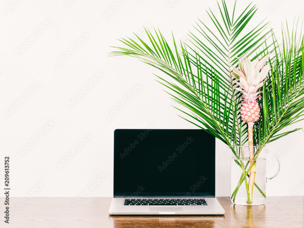 Laptop with a blank black screen. Freelancer desktop whith computer ...