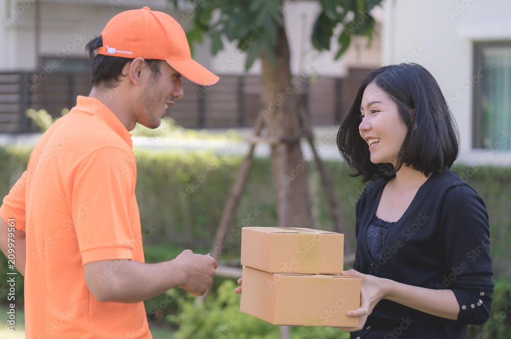 Happy Woman receiving a delivery box from delivery man Stock Photo ...