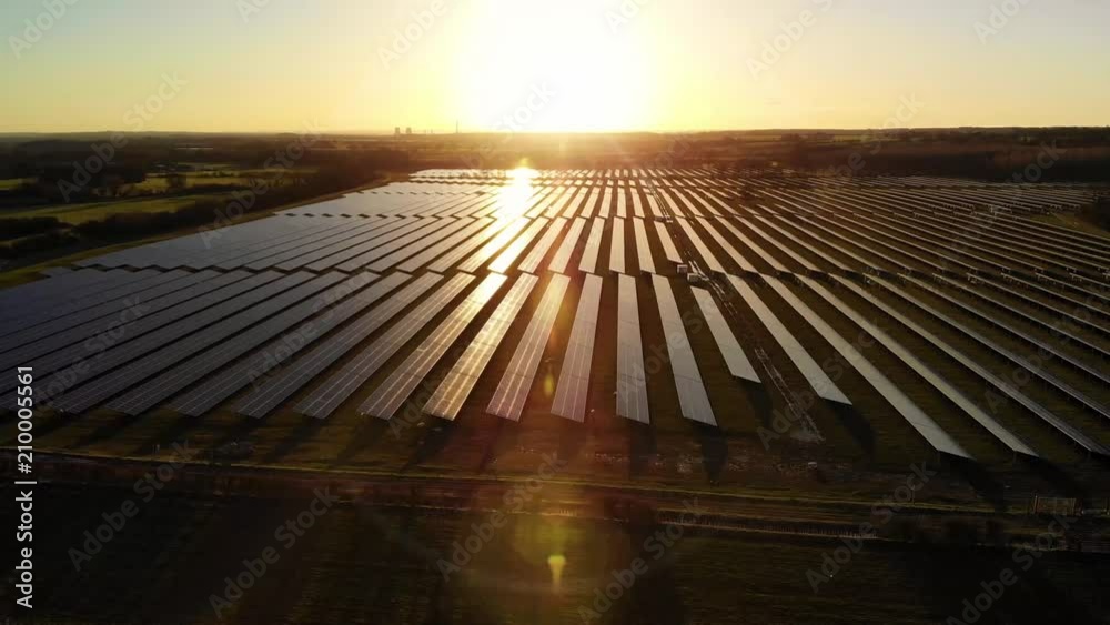 Vídeo do Stock: Sunrise over a modern electric solar farm with the sun ...