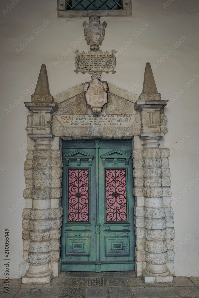 Dettagli di chiese medievali nelle strade dell'antica città Longobarda ...
