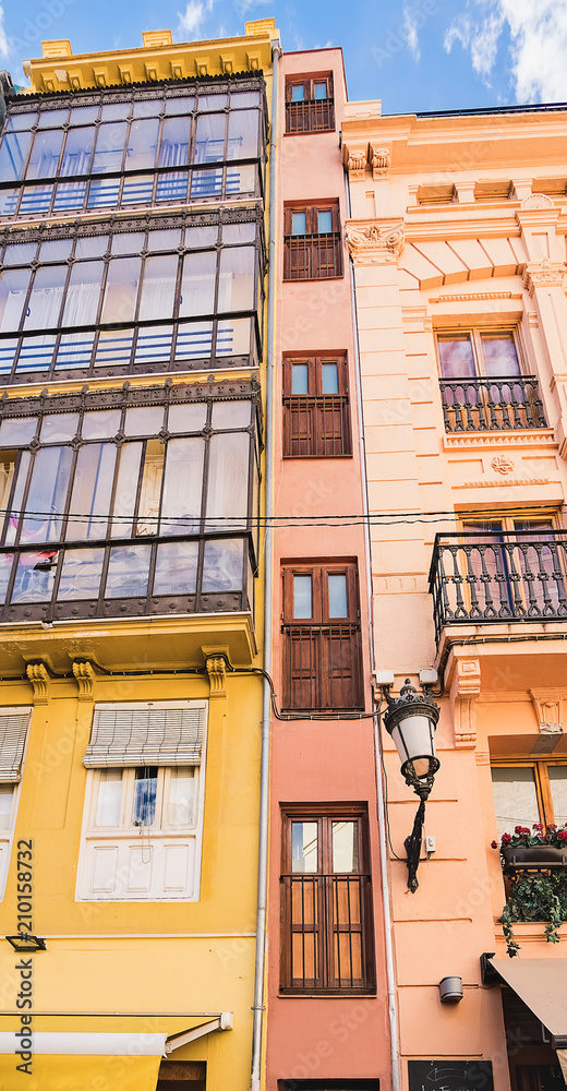 La fachada más estrecha de Europa, se encuentra en Valencia, España ...