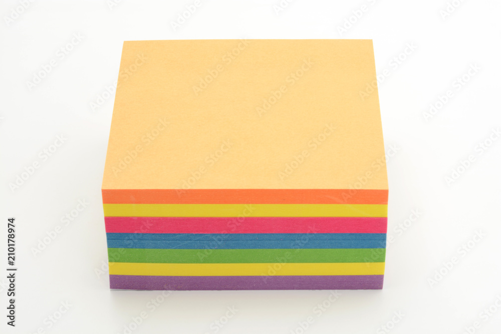 Taco de posit o notas de diferentes colores sobre fondo blanco Stock ...