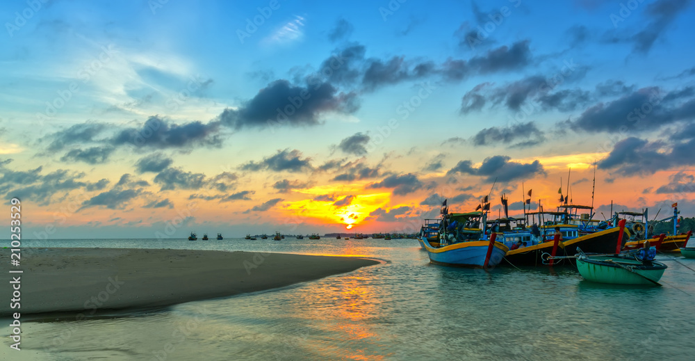 Sunset and boat on the sea as the sun slowly down the horizon circle ...