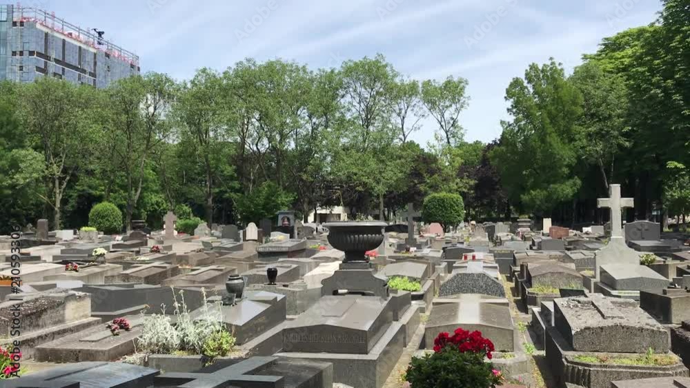 Tombes du cimetière des Batignolles à Paris Stock ビデオ | Adobe Stock