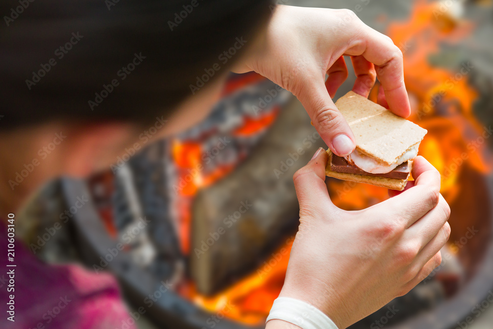 Closeup of Hands Building Smore with Roasted Marshmallow and Chocolate ...