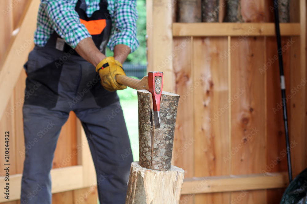 Holz hacken Stock-Foto | Adobe Stock