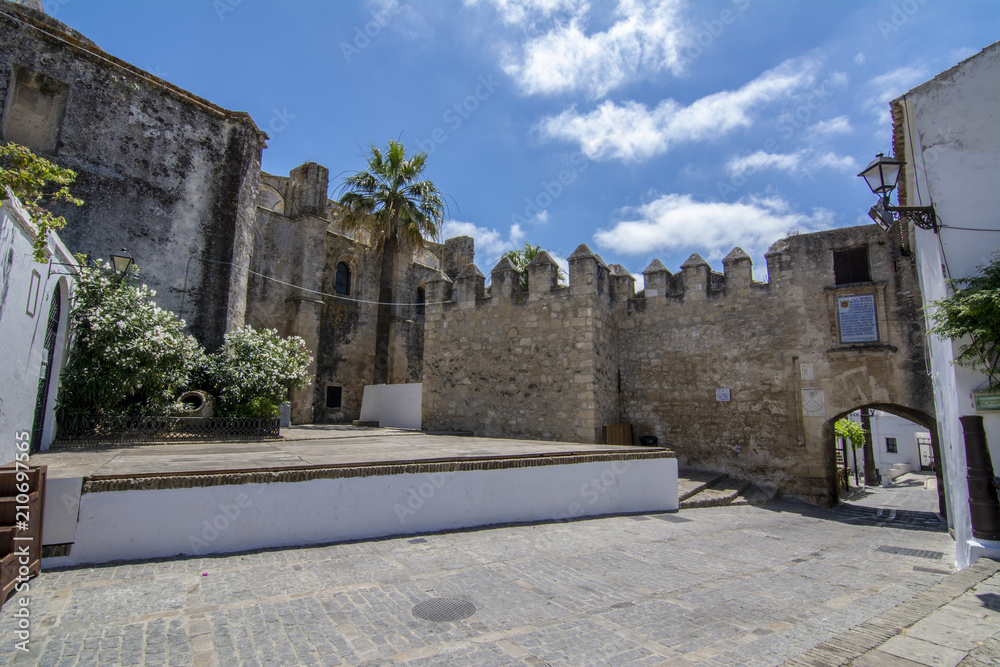 Parte de las almenas de la muralla del castillo de Vejer de la Frontera ...