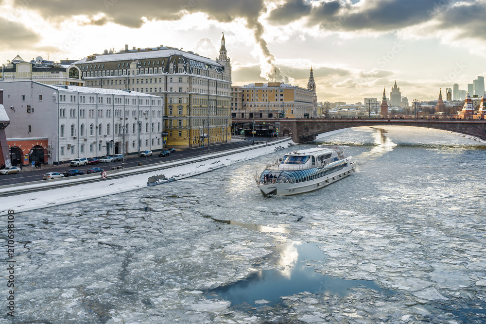 Sunset view from the "floating bridge" above Moskva river in the park ...