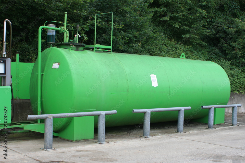 Benzintank, Tankstelle, Kraftstofftank Stock-Foto | Adobe Stock