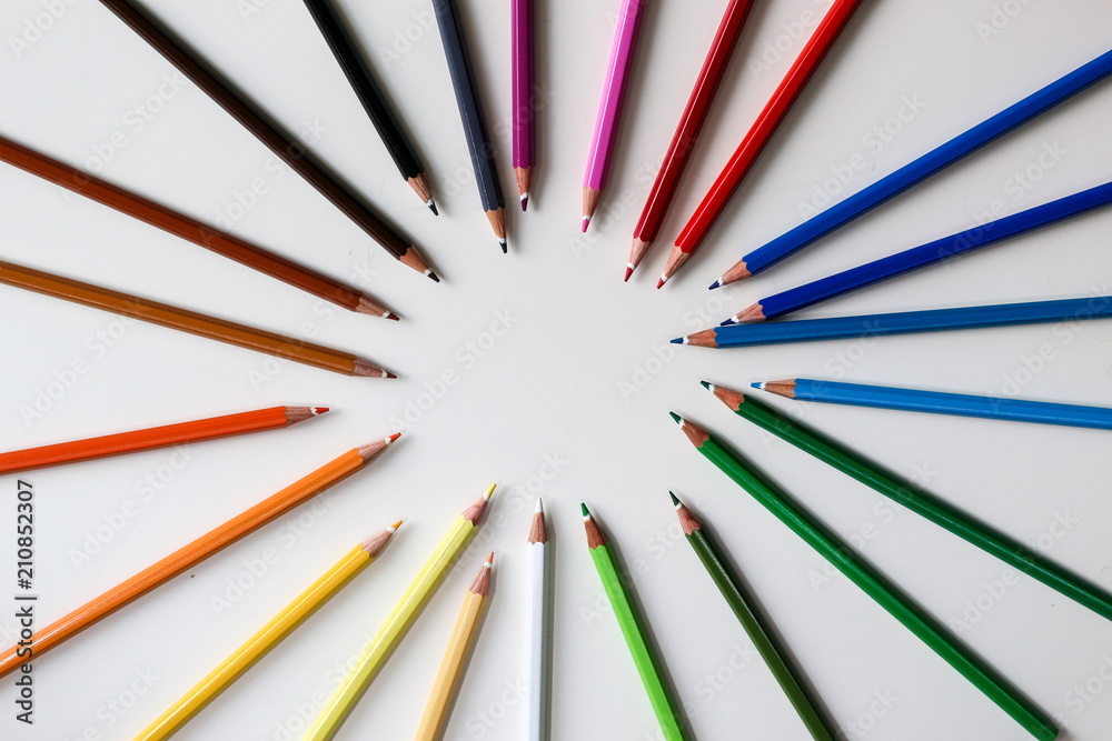 Bild mit vielen bunten Stiften im Kreis Schulanfang Einschulung Stock ...