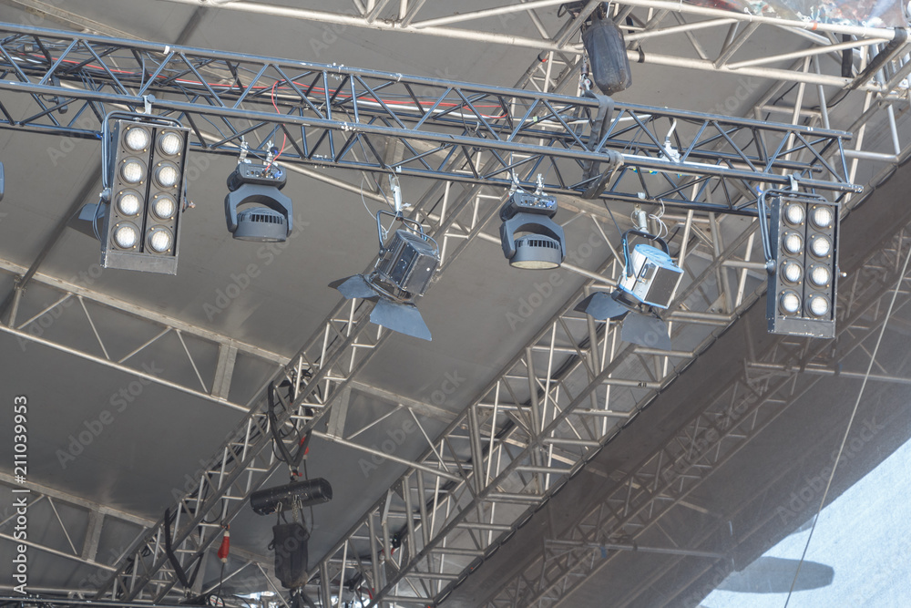 Rampe de projecteurs pour éclairer la scène d'un concert Stock Photo ...