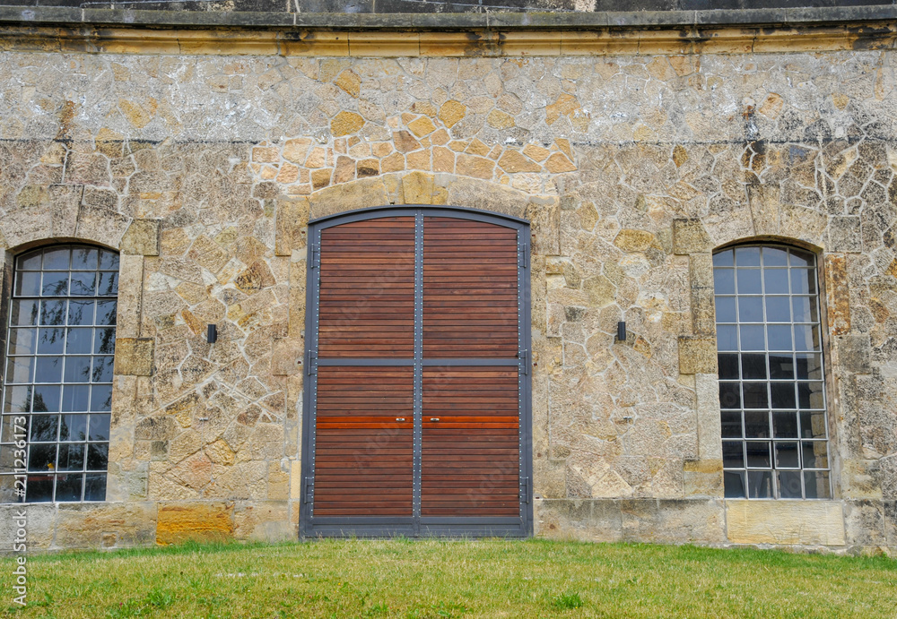 alte scheune fabrikhalle steinmauer sandstein und alte antike holztür ...