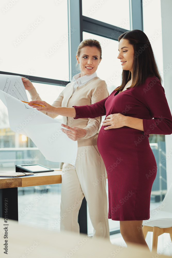 Foto Stock Satisfying project. Cheerful young engineer holding a new ...