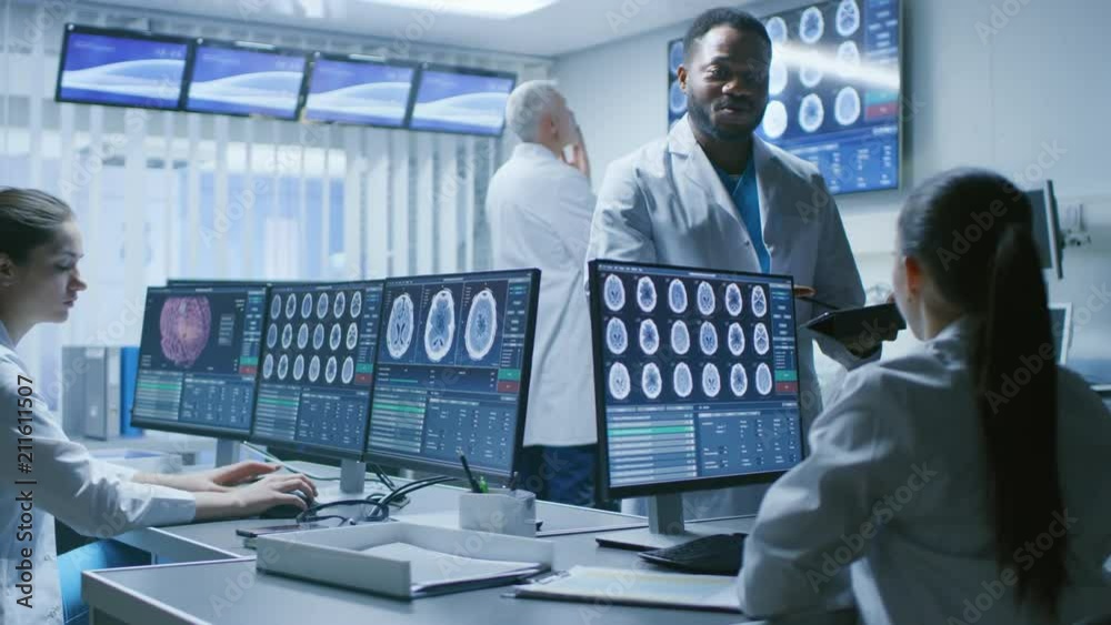 Team of Medical Scientists Work in the Brain Research Laboratory vídeo ...