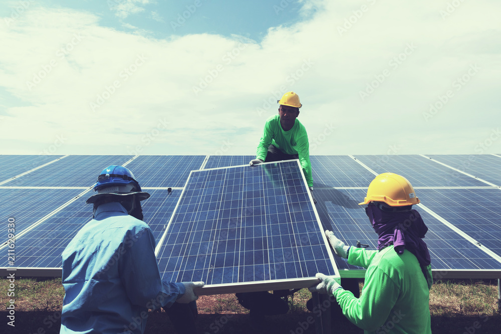 Foto de engineer team working on replacement solar panel in solar power ...