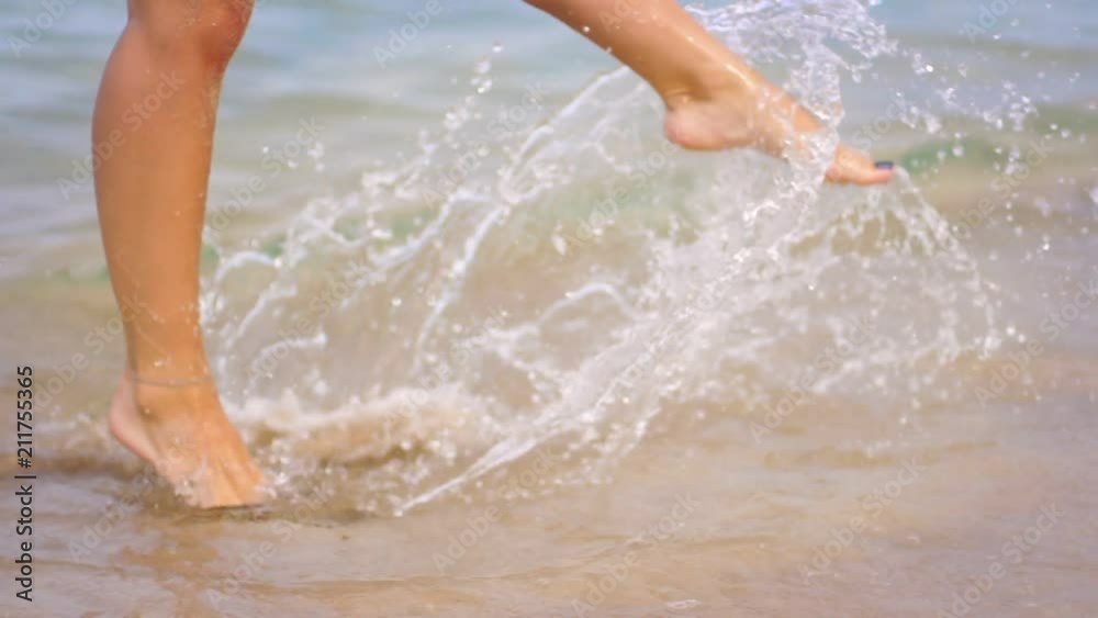 Vidéo Stock Female legs in sea waves. Close up of woman legs walking on ...