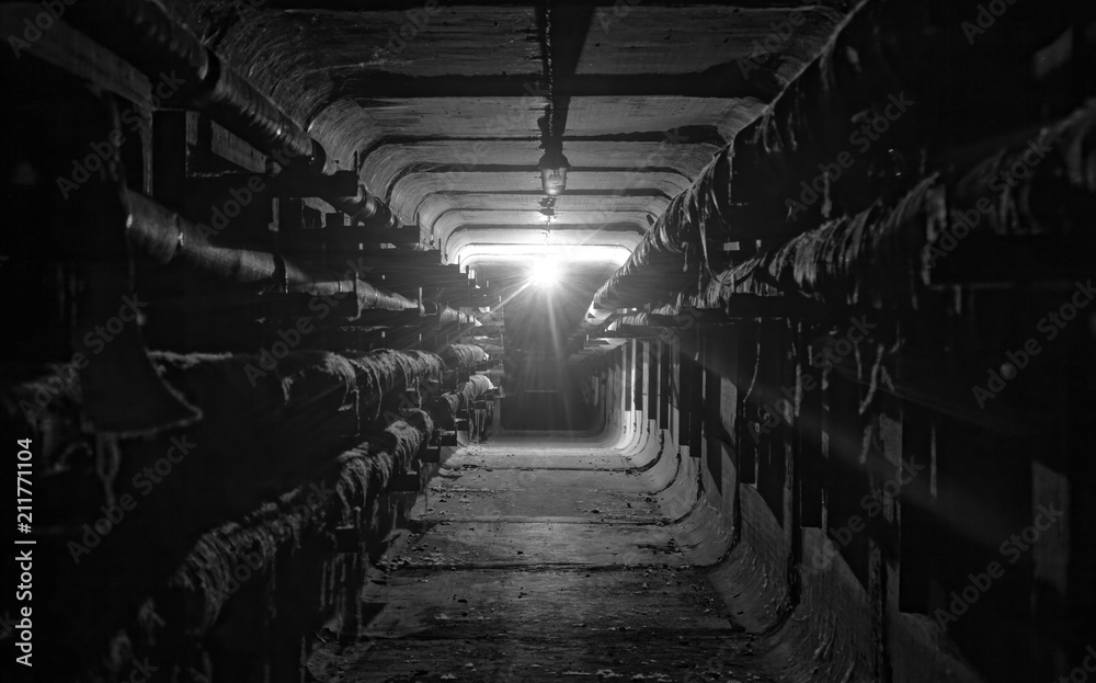 Foto de Underground concrete utility tunnel network of water pipeline ...