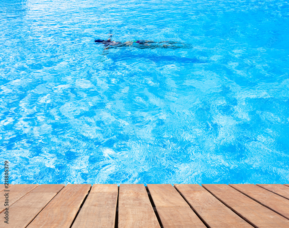 apnée en piscine bleue, plage en bois Stock Photo | Adobe Stock
