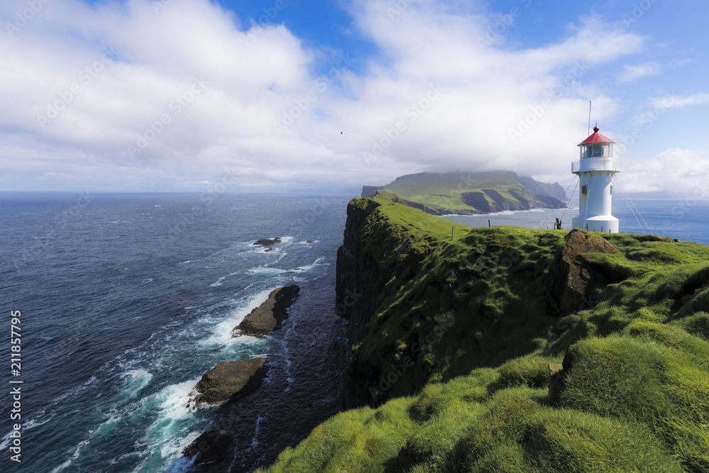 Foto de Lighthouse on islet known as Mykines Holmur, Mykines Island ...